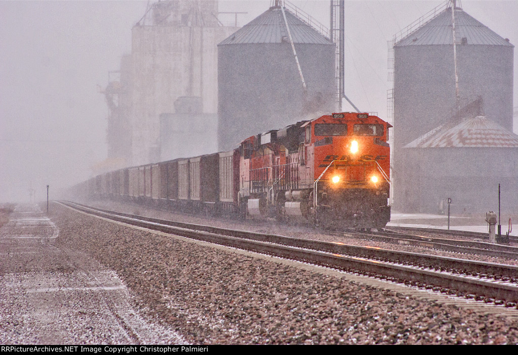 BNSF 9158 Leads C-ETMLRT0-07